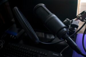 Pengertian Voice Over, Tugas, Fungsi & Skill yang Dibutuhkan